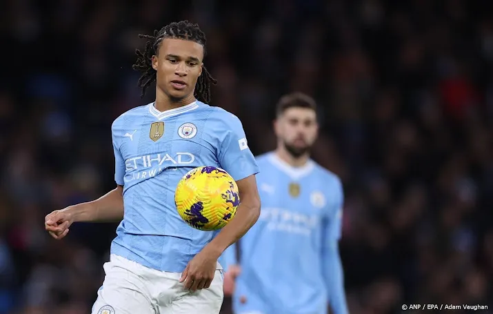 International Aké hervat na blessure training bij Manchester City
