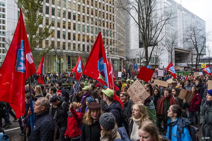 Drukbezochte demonstratie tegen bezuinigingen onderwijs voorbij