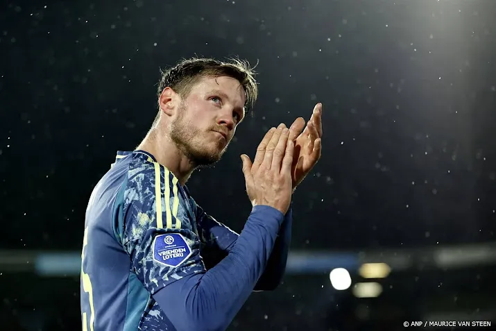 Weghorst leidt Ajax naar zege op NEC