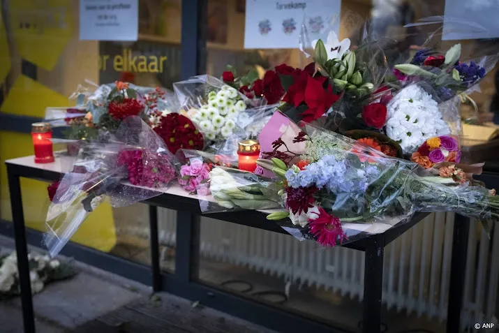 Bloemen en kaarsen bij Wijkcentrum Mariahoeve na explosies