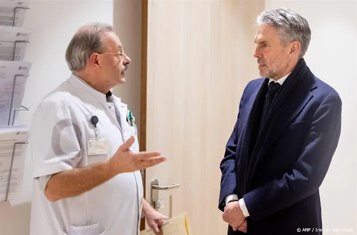 Ook premier Schoof roept op hulpverleners met rust te laten