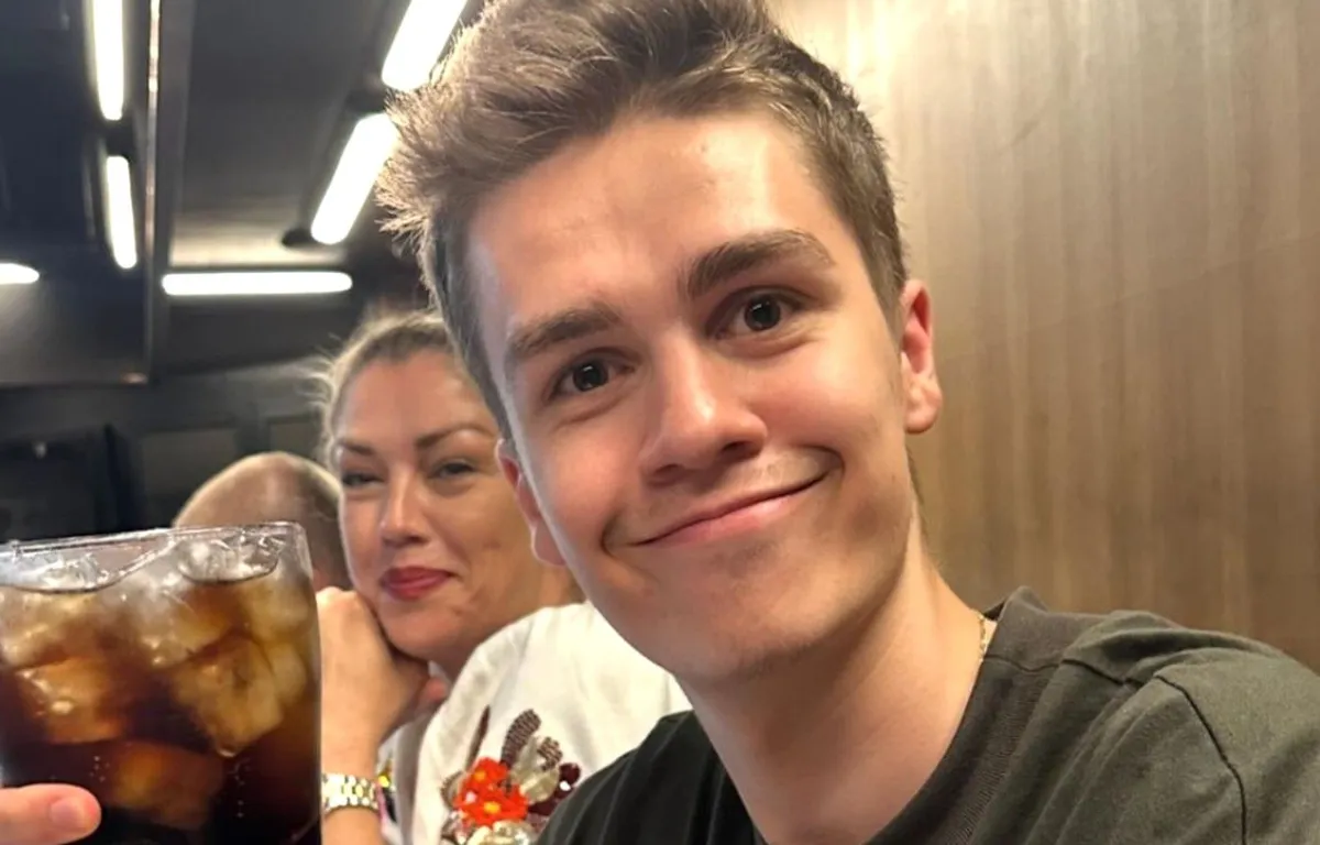 Kenji Gooris maakt massaal veel reacties los met foto's die hij op ... Kenji Gooris maakt massaal veel reacties los met foto's die hij op ...
