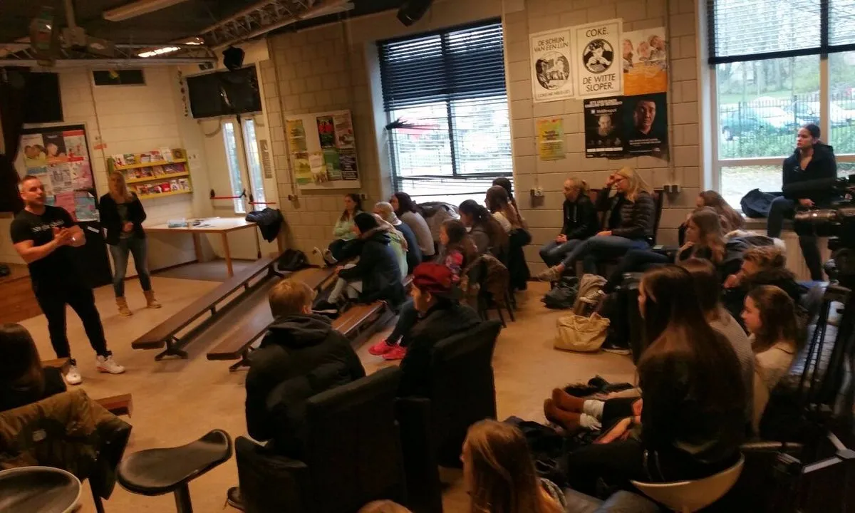 Jeroen Post praat met jongeren over verslaving
