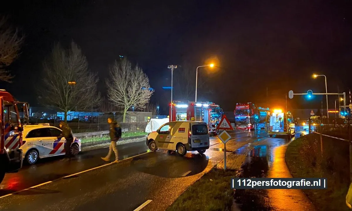 Dode bij frontale botsing tussen vrachtwagen en personenauto