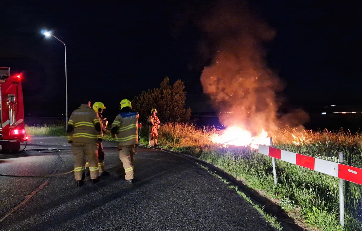 Brandweer druk met buitenbranden Brandweer druk met buitenbranden