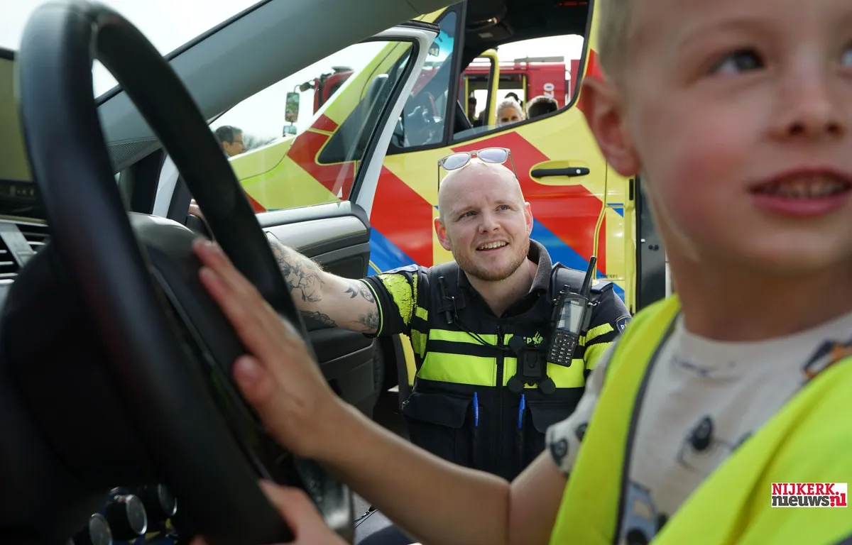 Kinderen vermaken zich met brandweer, politie, ambulance en handhaving