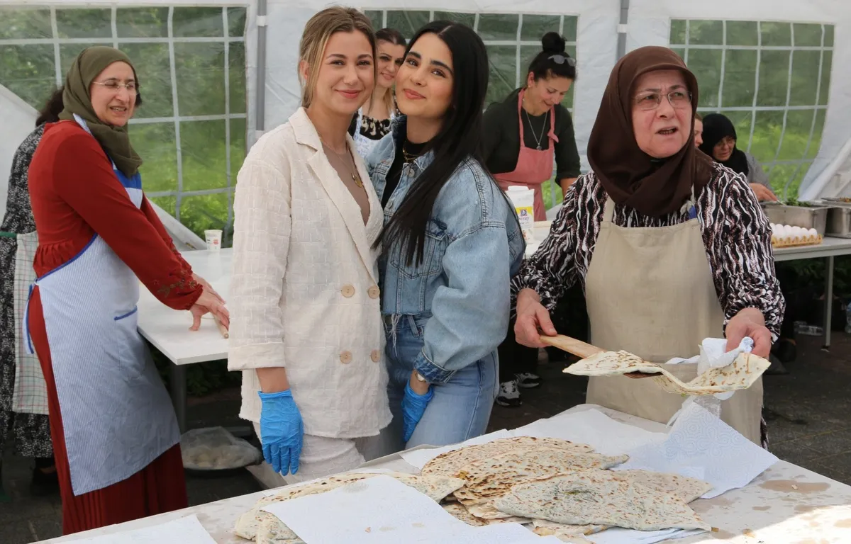 Open dag Turkse Moskee Unus Emre trekt veel bezoekers
