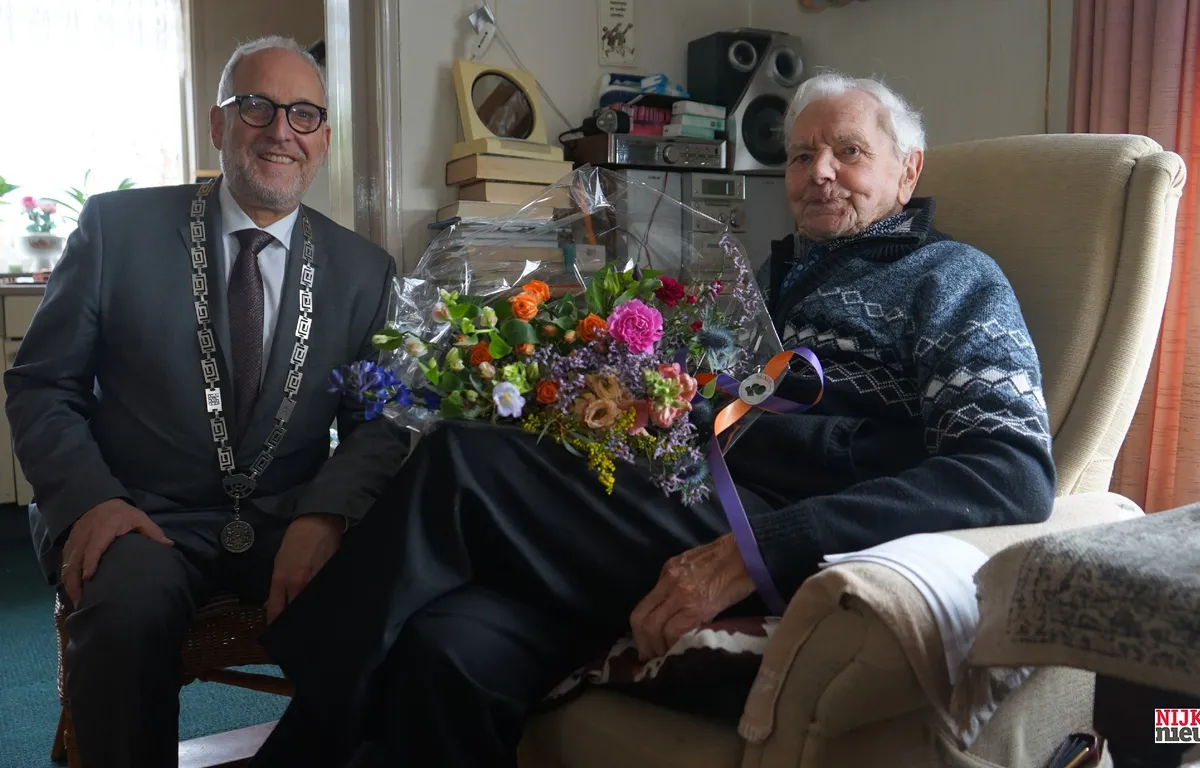 Bloemen voor 100-jarige Maarten Koopman