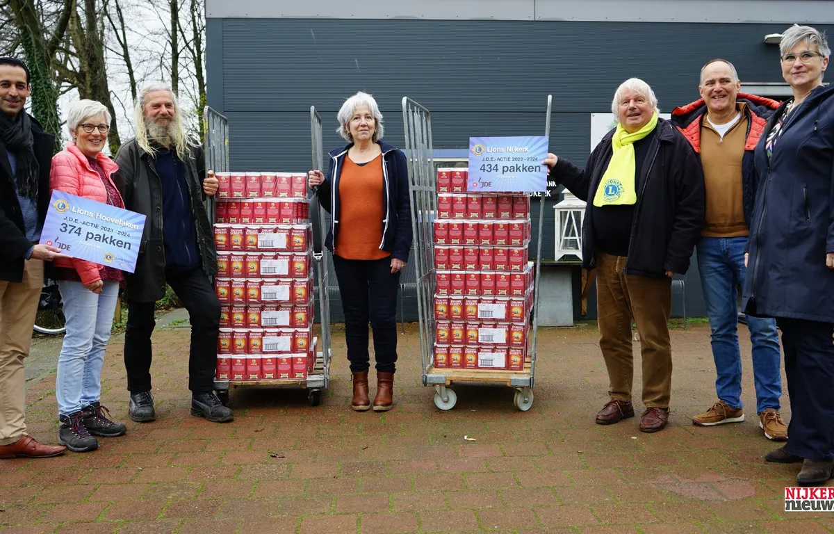 Lionsclubs Nijkerk en Hoevelaken overhandigen koffie aan voedselbank