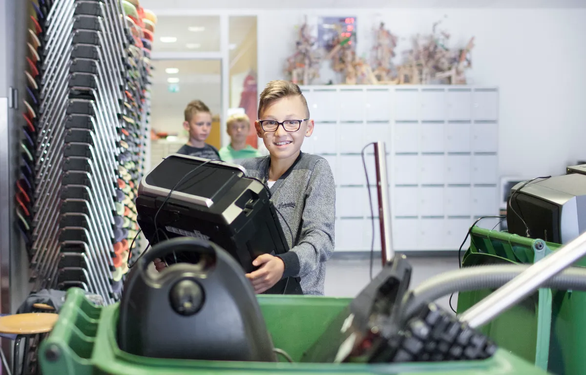 Kinderen aan de slag met elektronisch afval tijdens E- waste Race