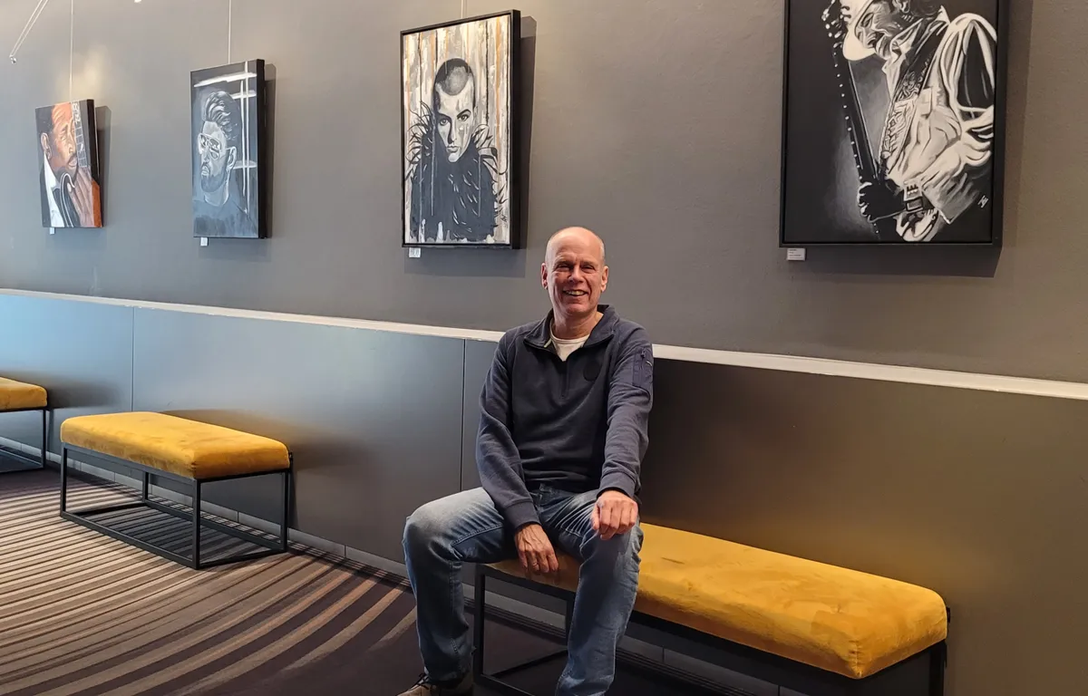 Jan-Albert Ernsten exposeert zijn pop koppen in Emmeloord