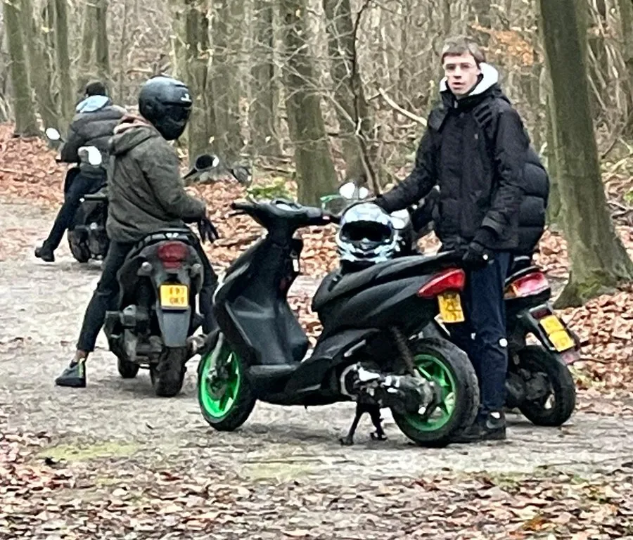 Honderd Euro voor brommer rijden in het Kuinderbos