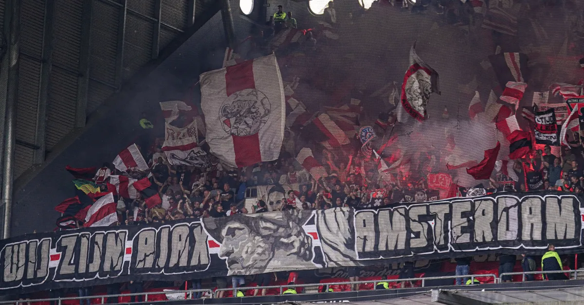 F-side roept op een uur voor hervatting Ajax-Feyenoord: ‘Eerste stap is ...