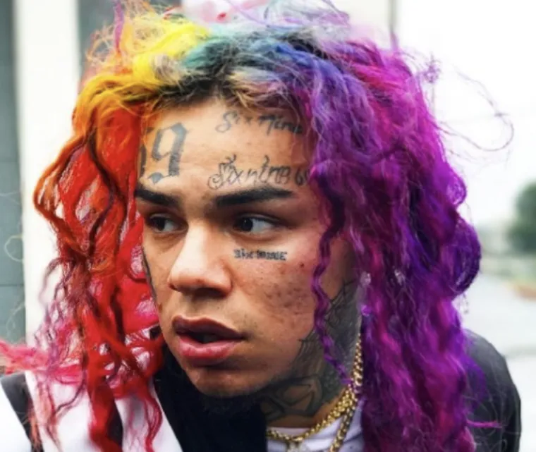 6ix9ine onthult de echte reden waarom hij tattoos in zijn gezicht heeft