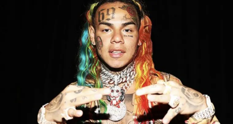 6ix9ine laat van zich horen tijdens livestream (VIDEO