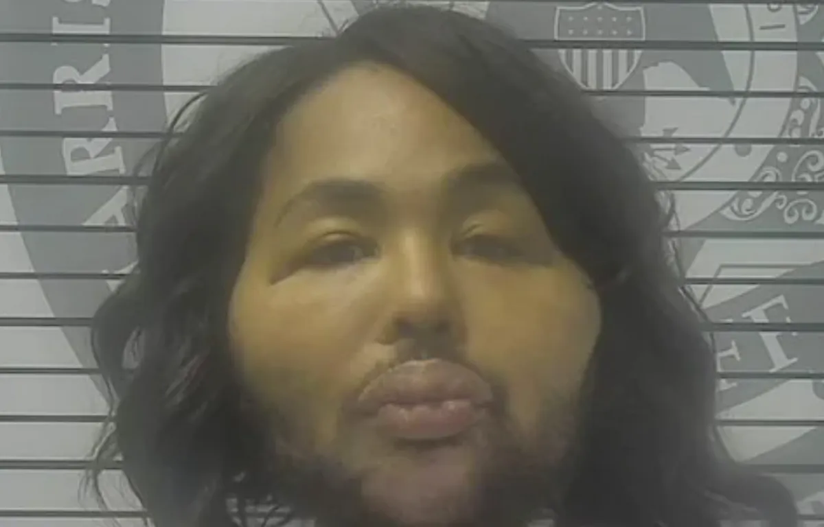 Transgender genaamd 'Iconic Facce' beroofde banken om te betalen voor ...