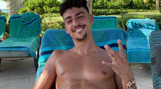 Rapper Boef is niet blij met zijn ranzige hotelkamer (VIDEO)