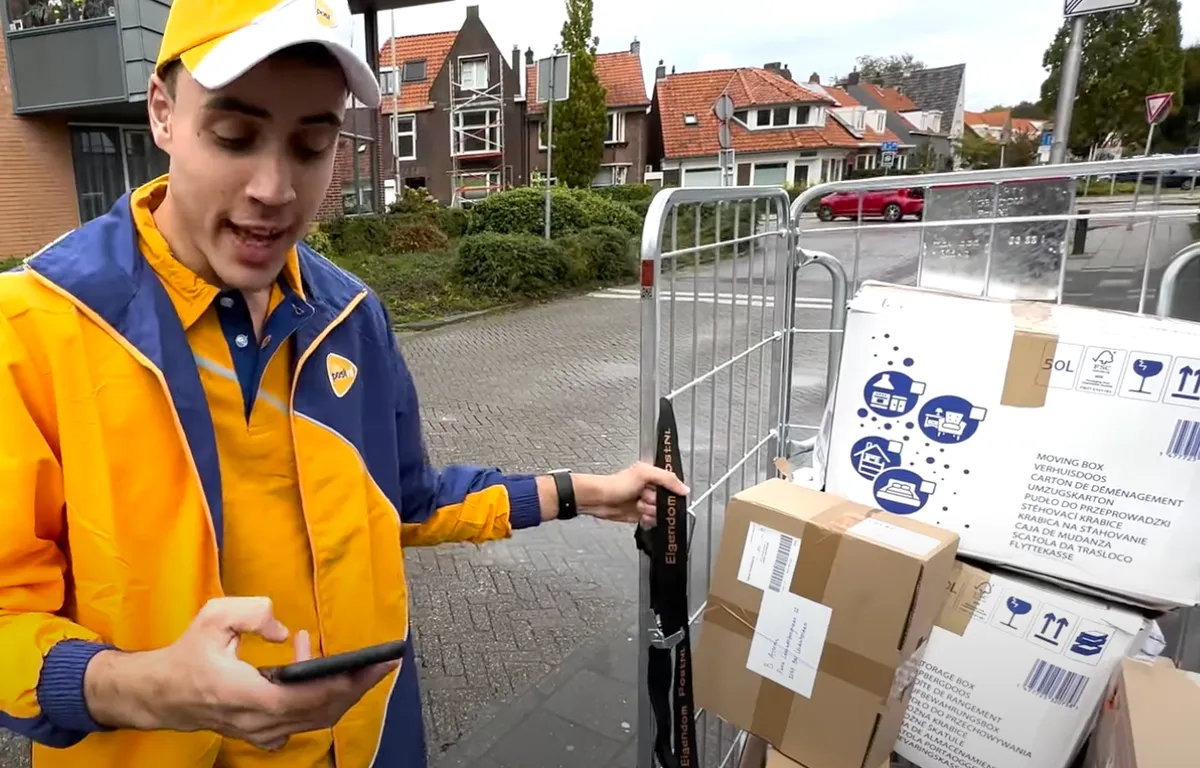 Jongen laat met simpele truc zien hoe makkelijk jou pakketjes bij ...