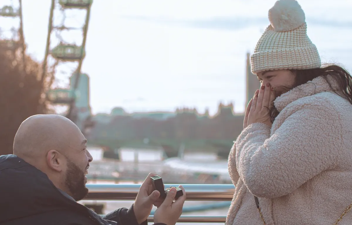 Qucee sluit 2022 af in stijl en vraagt vriendin Steffie ten huwelijk (FOTO'S)