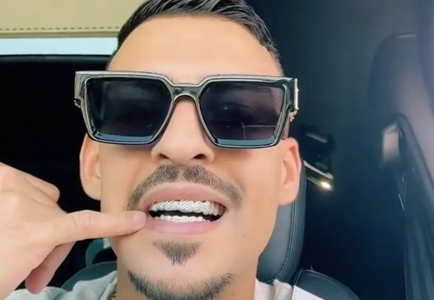 Boef toont nieuw gebit vol peperdure diamanten: "We shinen papa" (VIDEO)