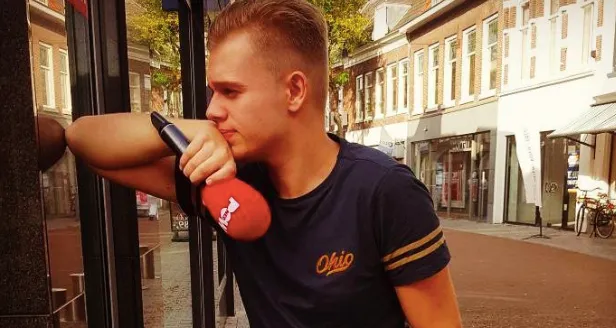 PowNed presentator deelt foto waarop te zien is hoe hij tegen zijn ...