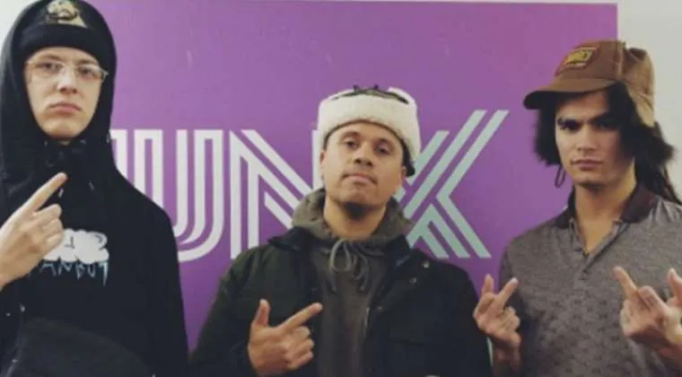 De 8 jarige rapper is terug van weggeweest.