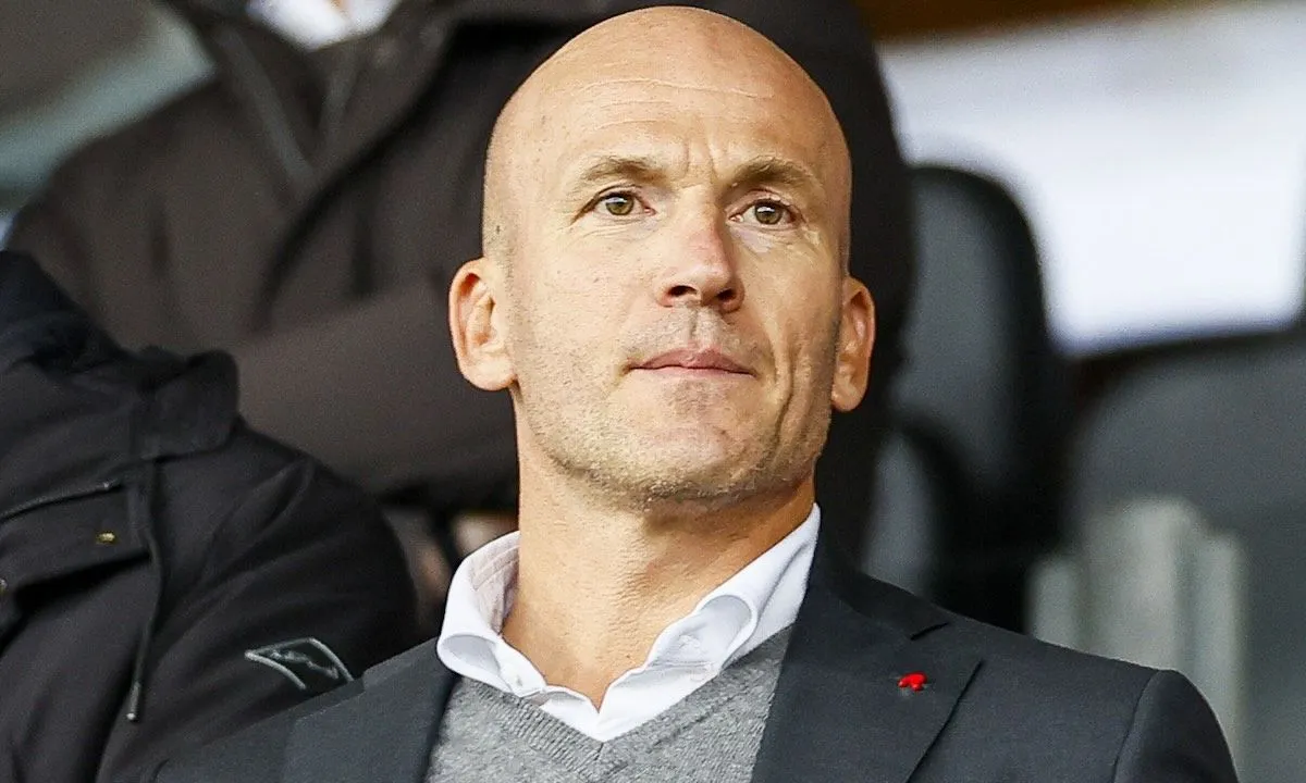 Ajax stuurt directeur Alex Kroes de laan uit: 'Handel met voorkennis'