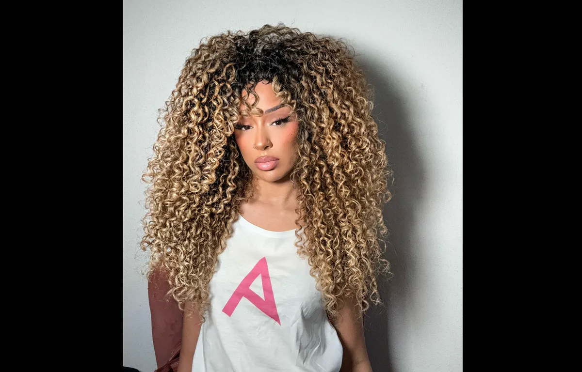 De vrouwelijke artiesten bij Anu D official