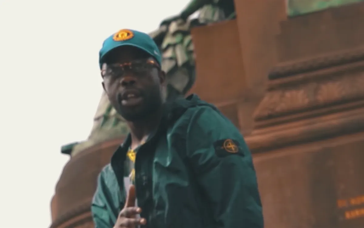 LouiVos voelt zich David Beckham in zijn nieuwe video