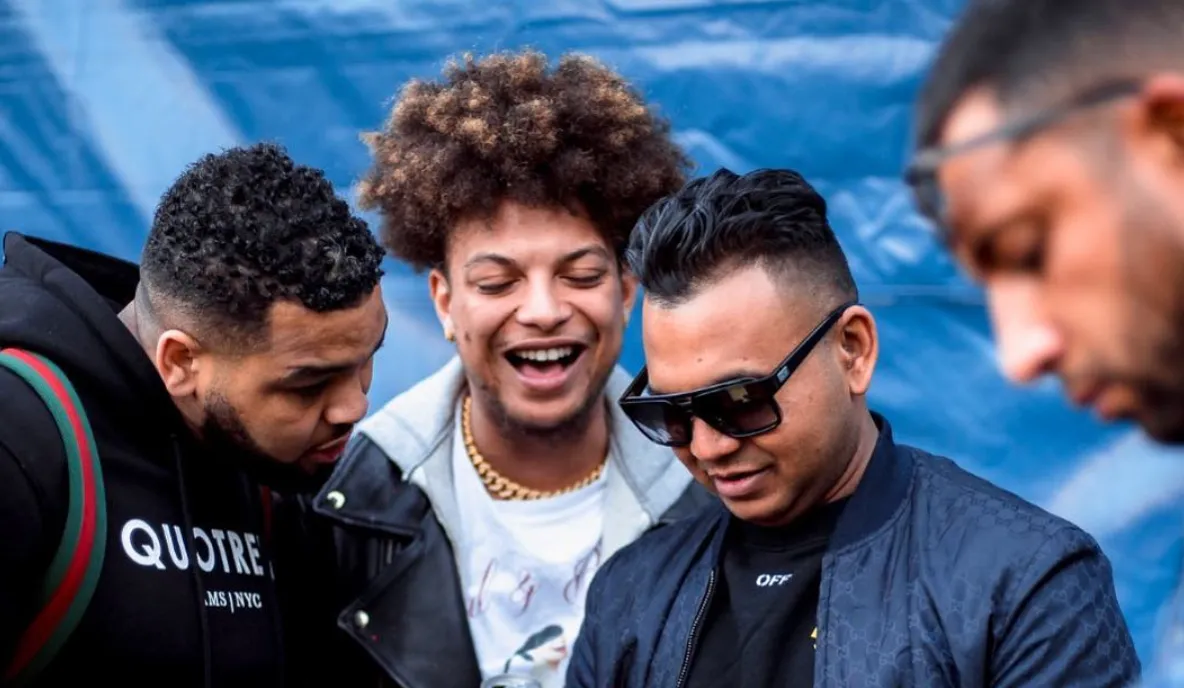 Dyna kondigt nieuwe single aan met Frenna en Ronnie Flex