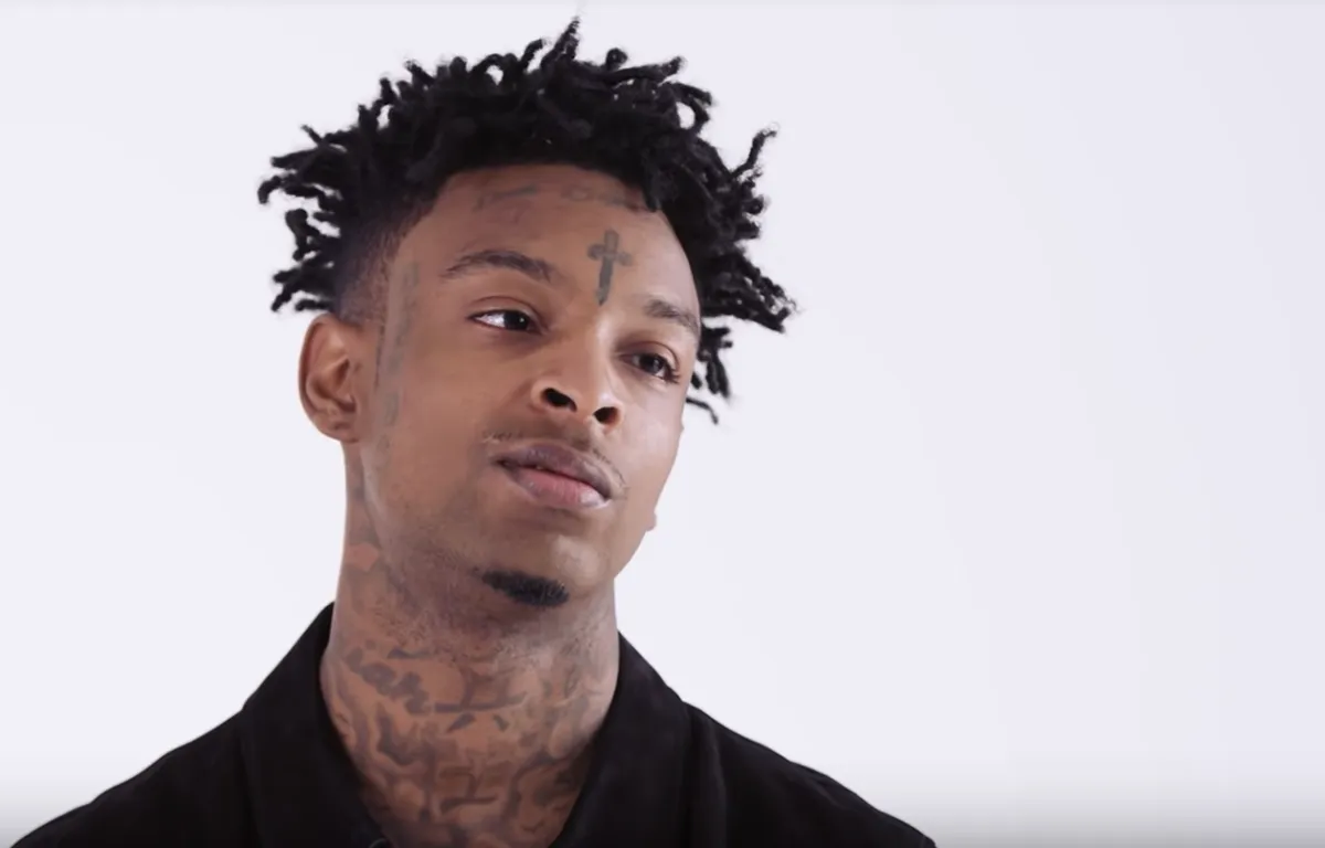 De tattoos die voor hem het belangrijkst zijn laat 21 Savage in zijn ...