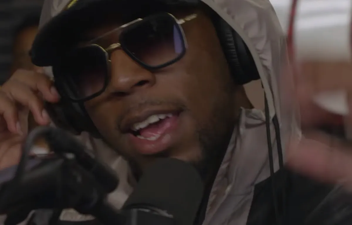 JoeyAK neemt heel Holendrecht mee naar 101Barz voor een studiosessie