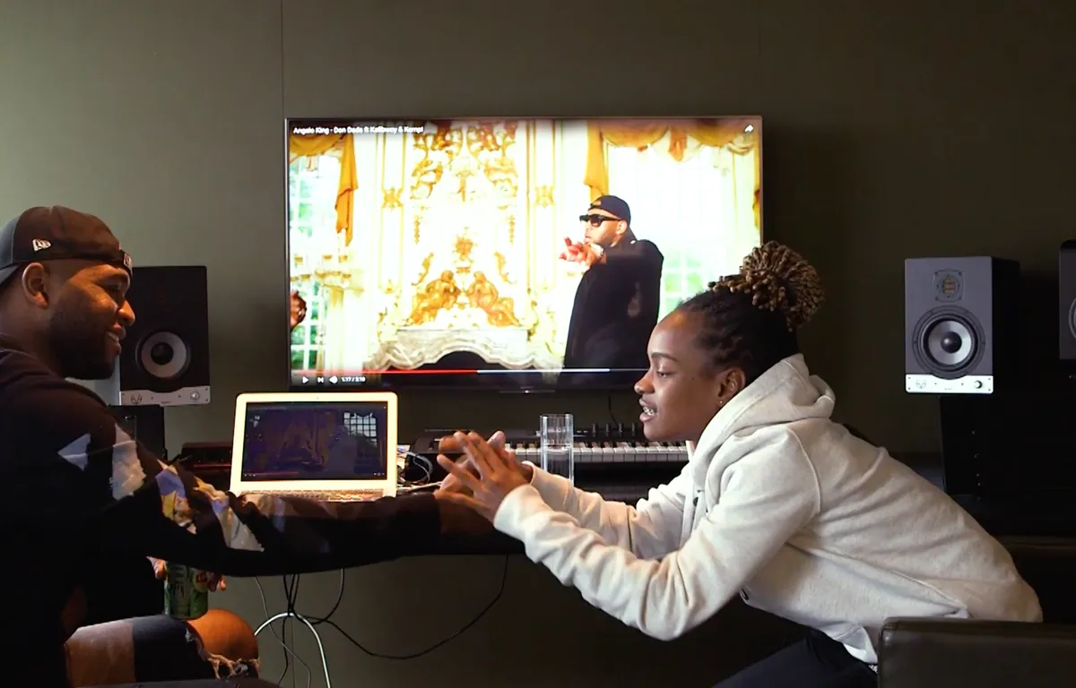 Angelo King laat nieuwe muziek horen aan reggae-sensatie Koffee