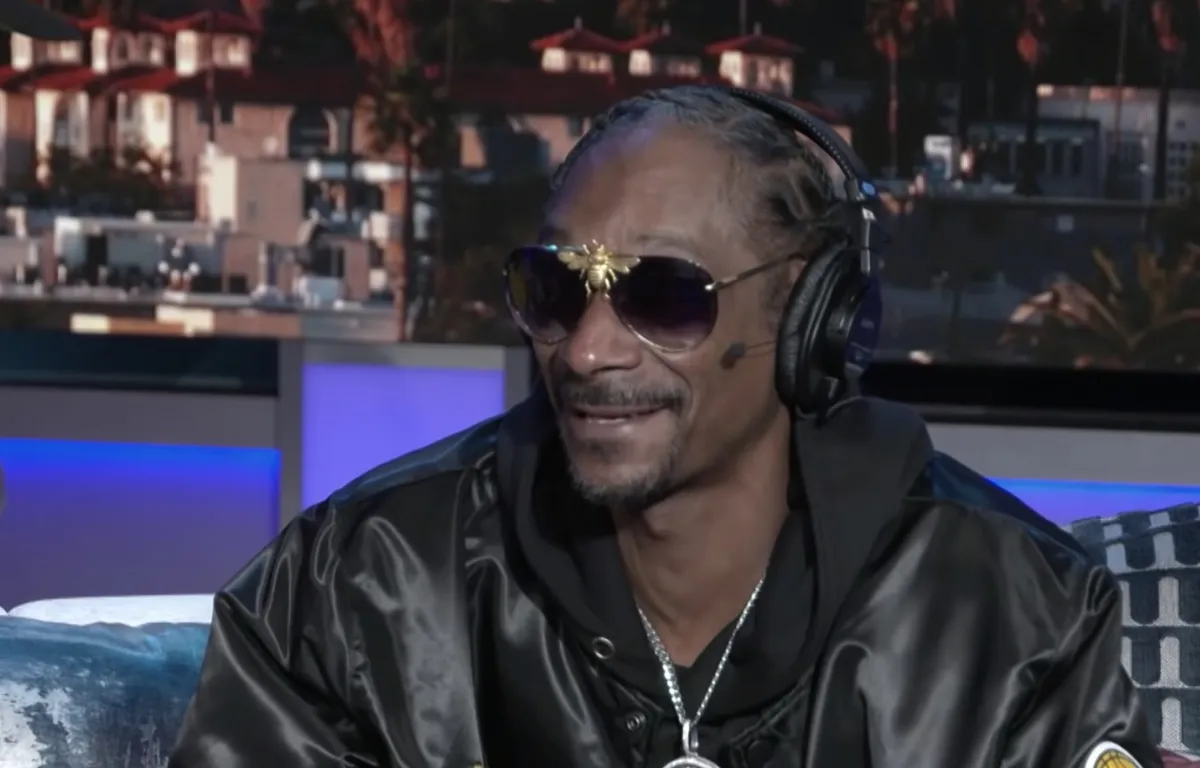 Snoop Dogg heeft een professionele "blunt roller" in dienst