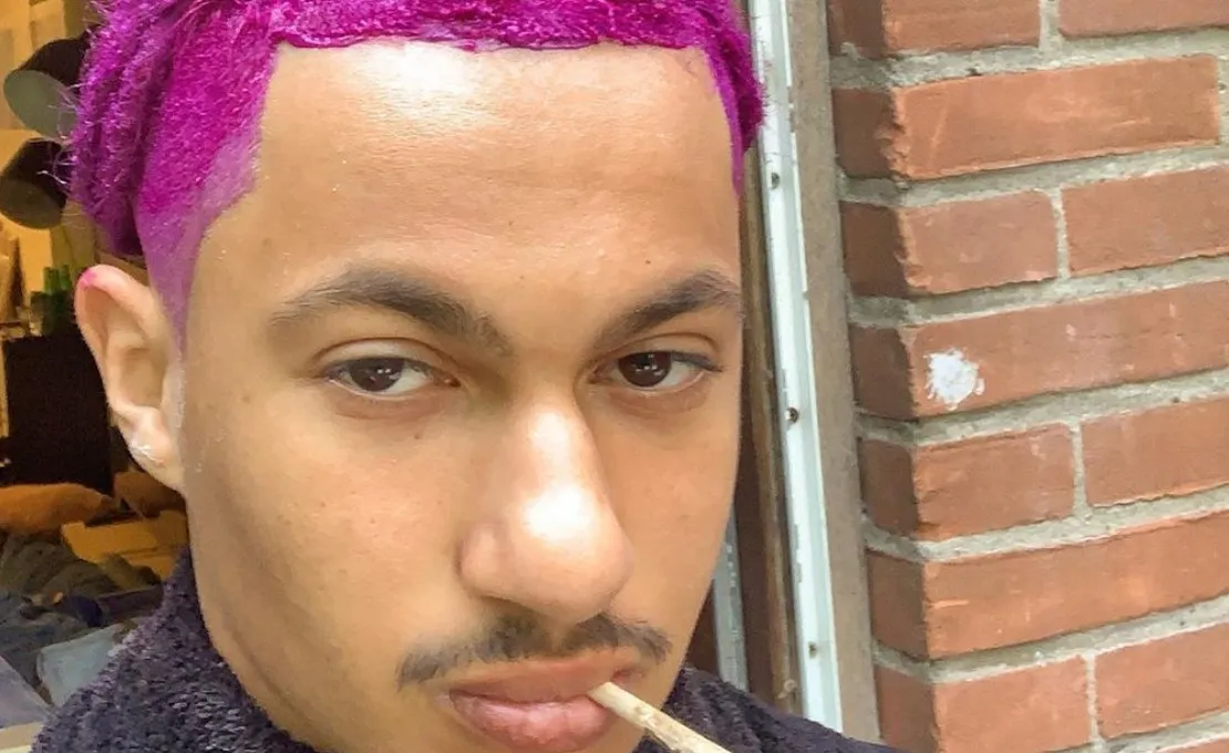 Jacin Trill matcht zijn haar met zijn paarse Tesla