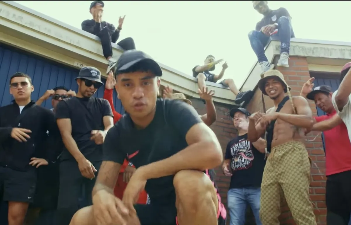 Elijaz neemt je in zijn 'Hoodlife' video mee door de Molukse wijk