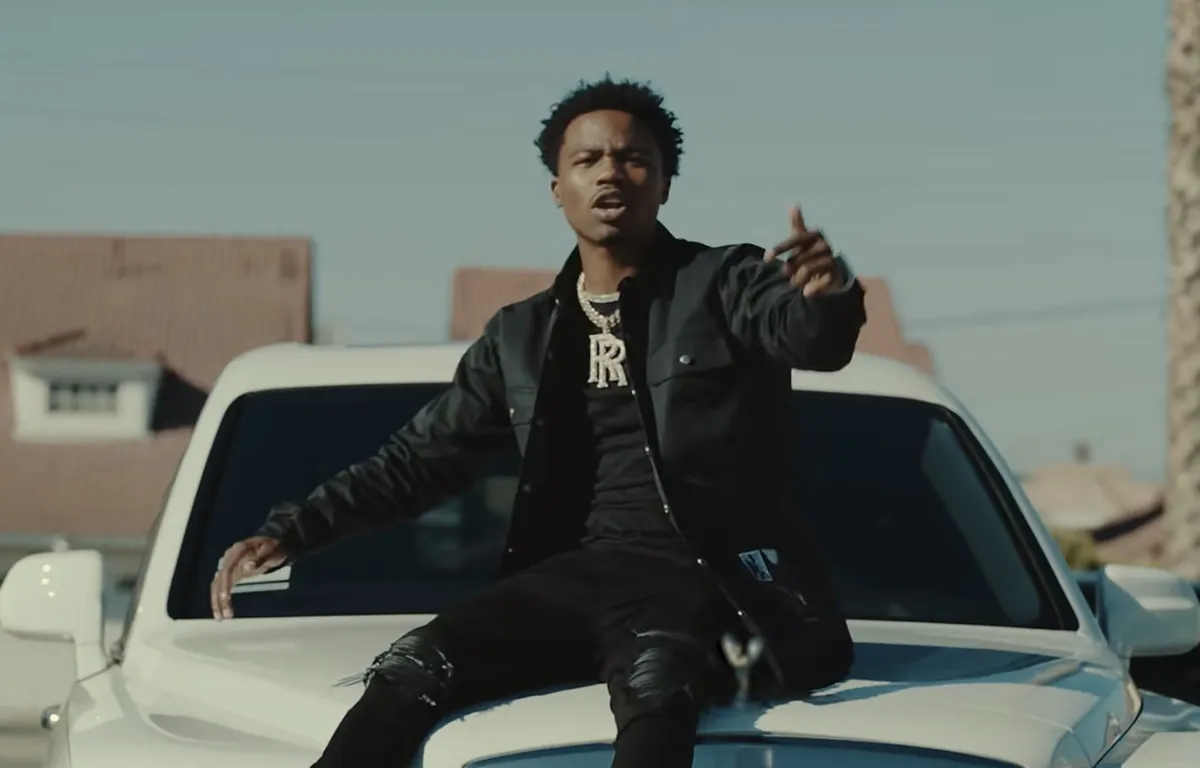 Roddy Ricch brengt eerbetoon aan Nipsey Hussle met nieuwe chain