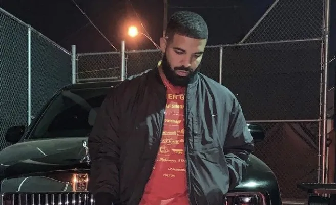 Drake laat nieuwe OVO X Nike Air Force 1 zien