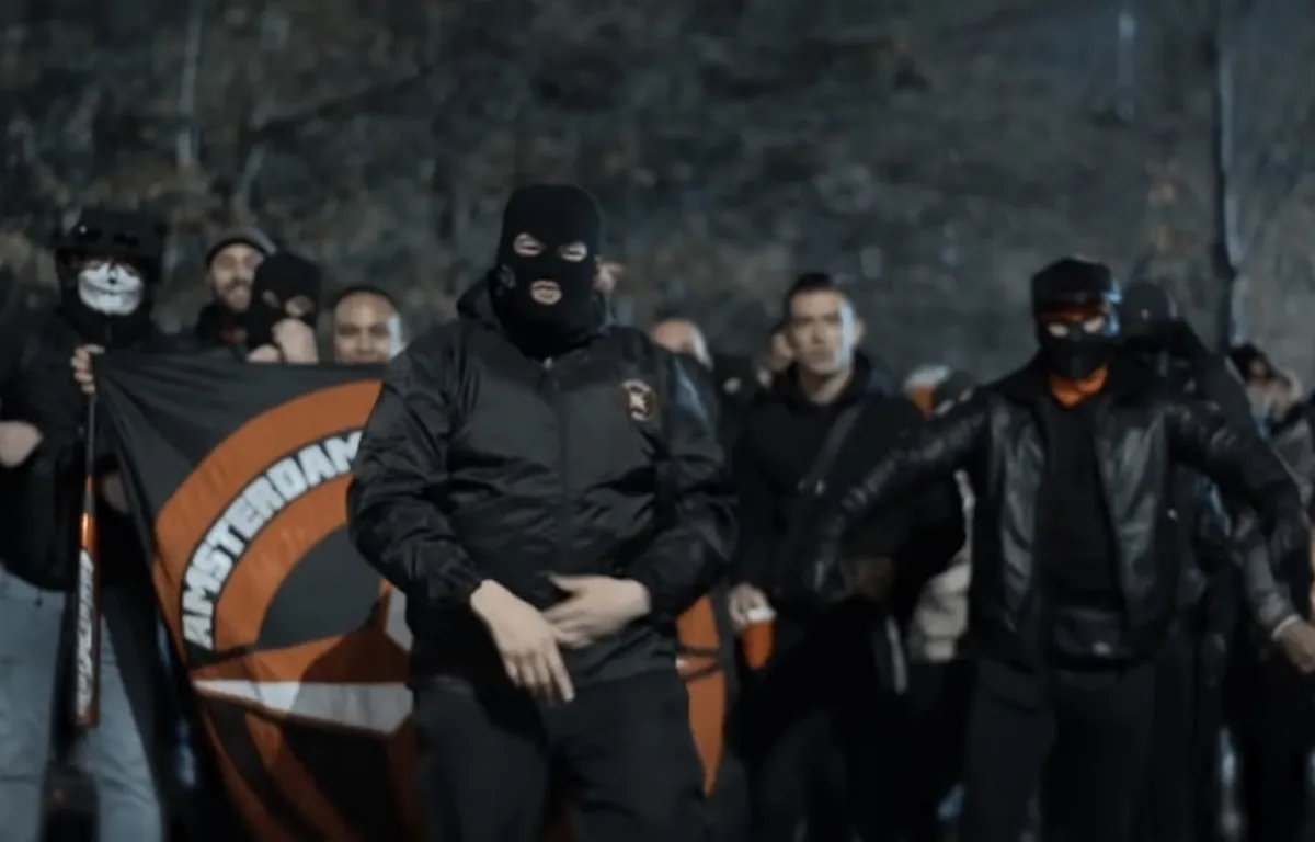 Ajax-hooligan rapper Mocro5th dropt 'Rennen' video