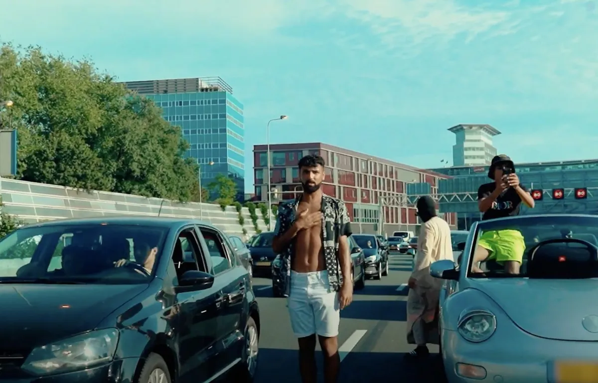 Rapper Salim legt verkeer op snelweg stil in C'est Pas Vrai / A10 video