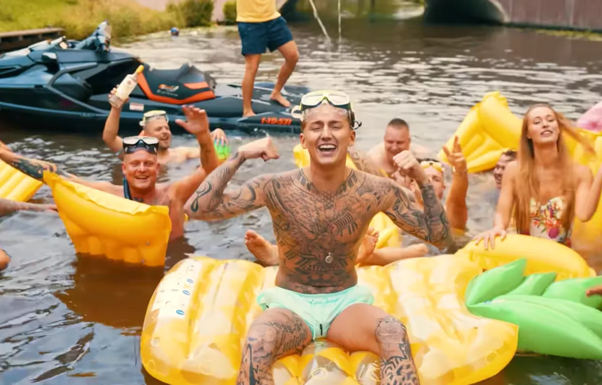 TikTokkers geven geniale draai aan megahit 'Ik Ga Zwemmen' van Mart Hoogkamer