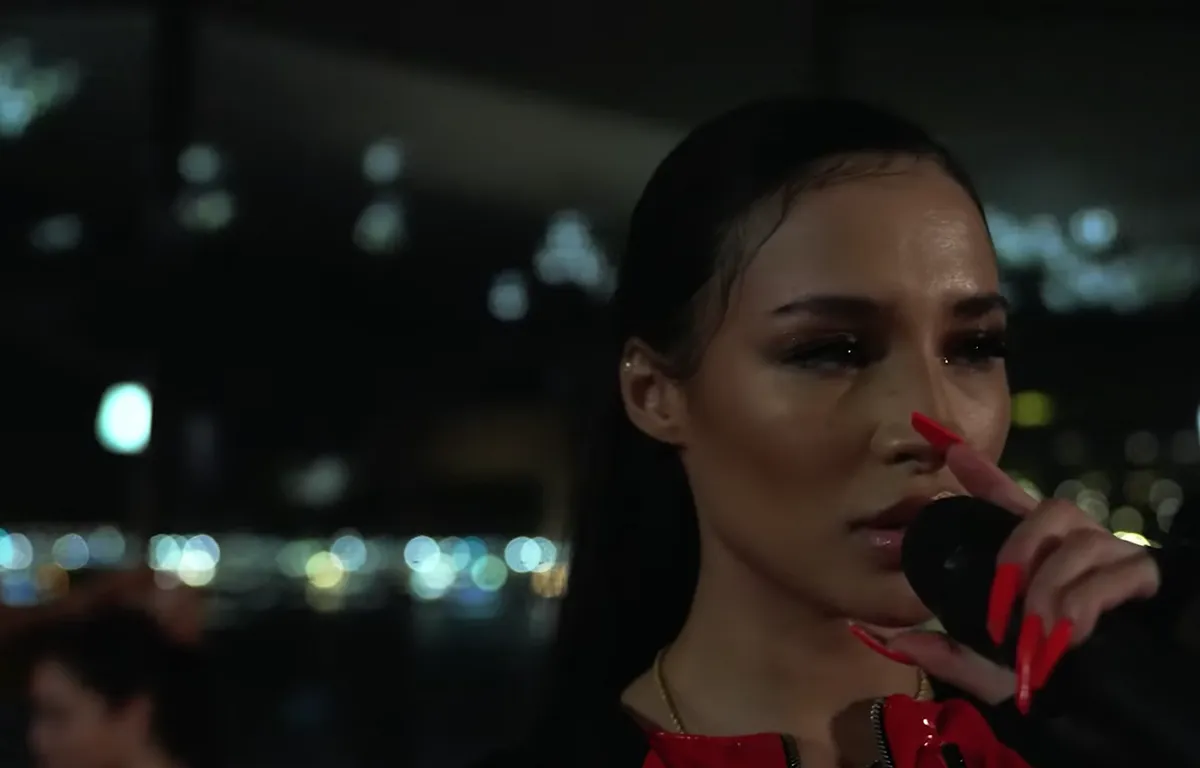 Yade Lauren doet akoestische versie van haar single In De Nacht