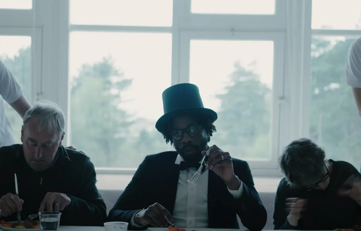 Louivos bevindt zich in een gekkenhuis in nieuwe video Geen Brief Aan Kees