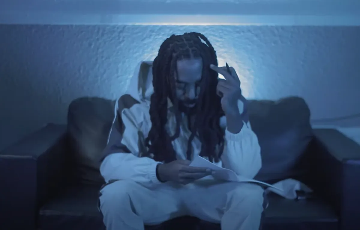 Kempi brengt ode aan zijn moeder in 'Ik Heb Pijn Mama' video