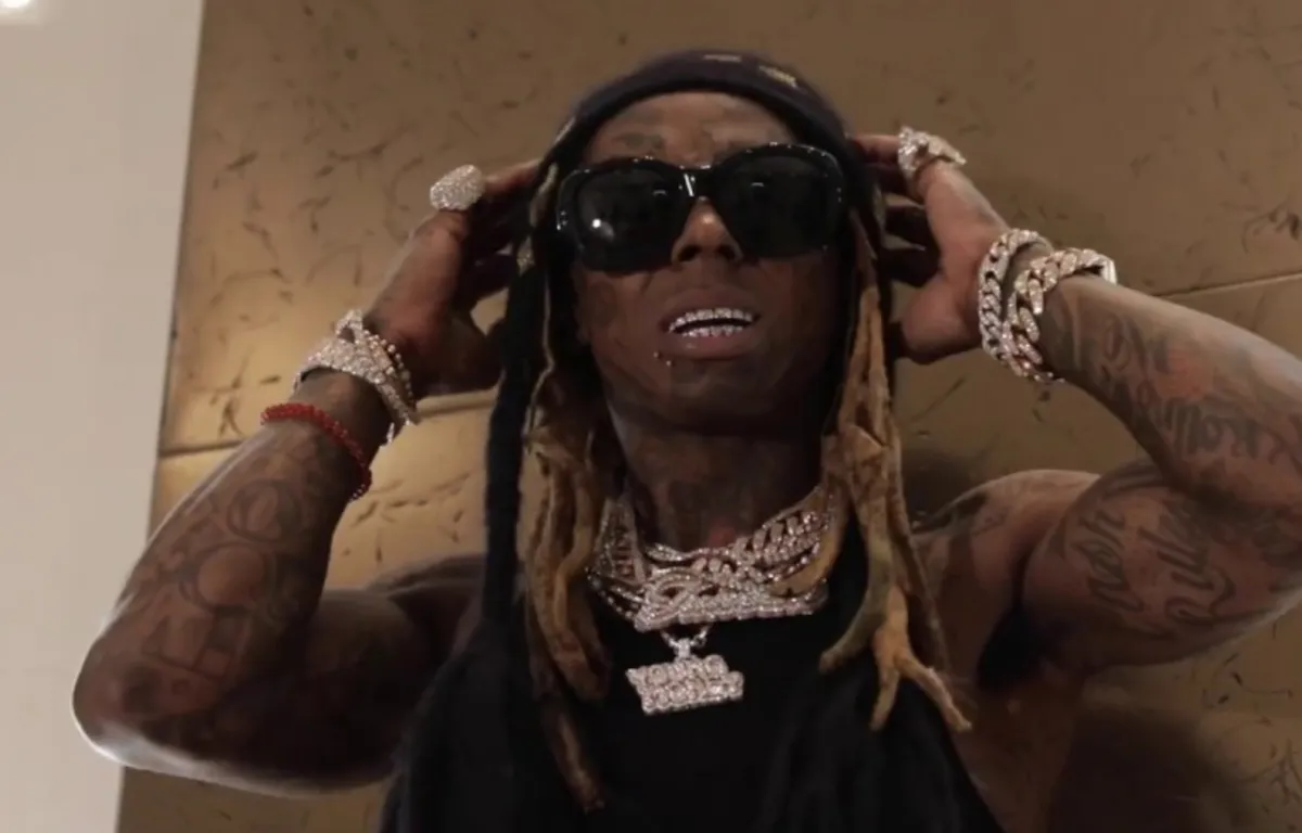 Lil' Wayne gaat los op fan die tijdens show iets op podium gooit: "It’s ...