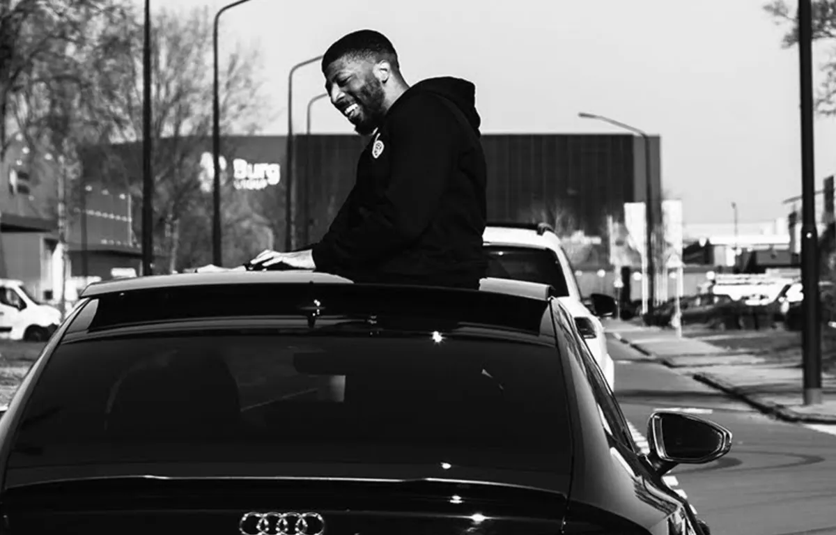 JoeyAK is op oorlogspad op nieuwe single 'Blijf Soldaat'