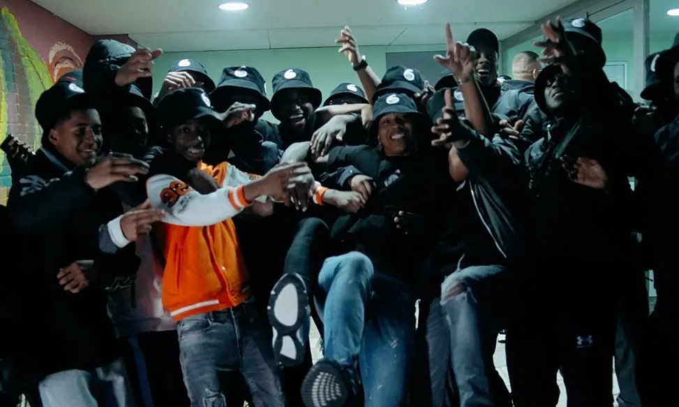 In nieuwe video 'Bucket Hat' tovert Hekje31 Holendrecht om tot 'Zone6 ...