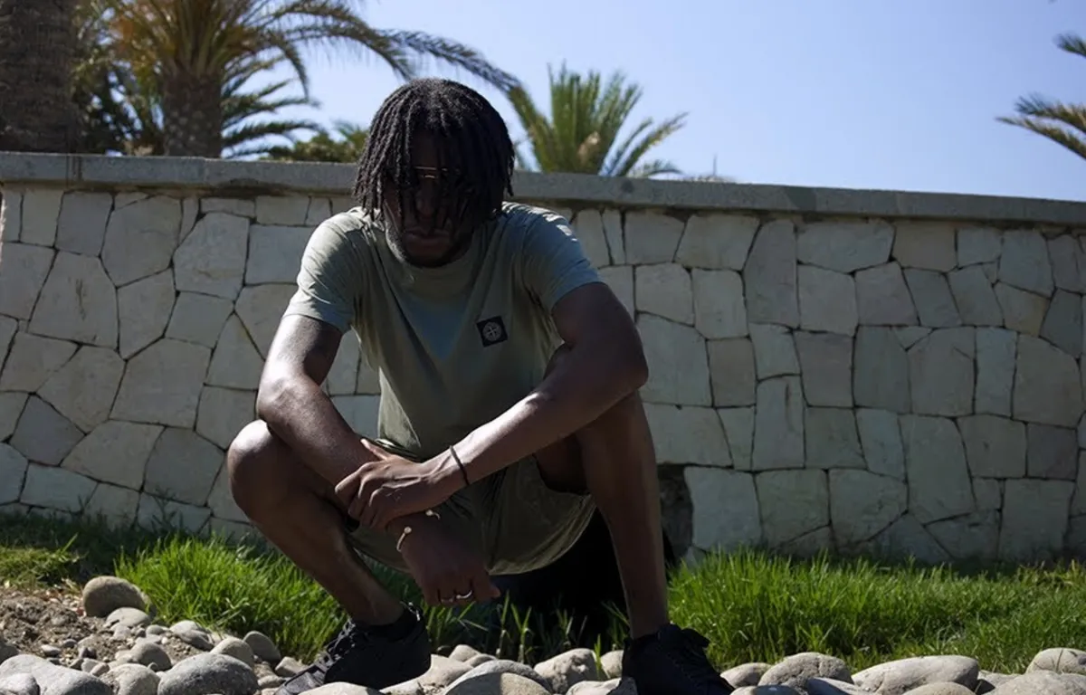 Sevn Alias previewt emotionele track voor zijn opa: "Mijn beste nummer ...