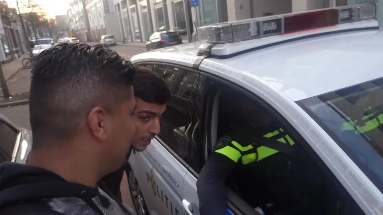 Boef vlucht voor politie en krijgt te maken met een controle van de ...