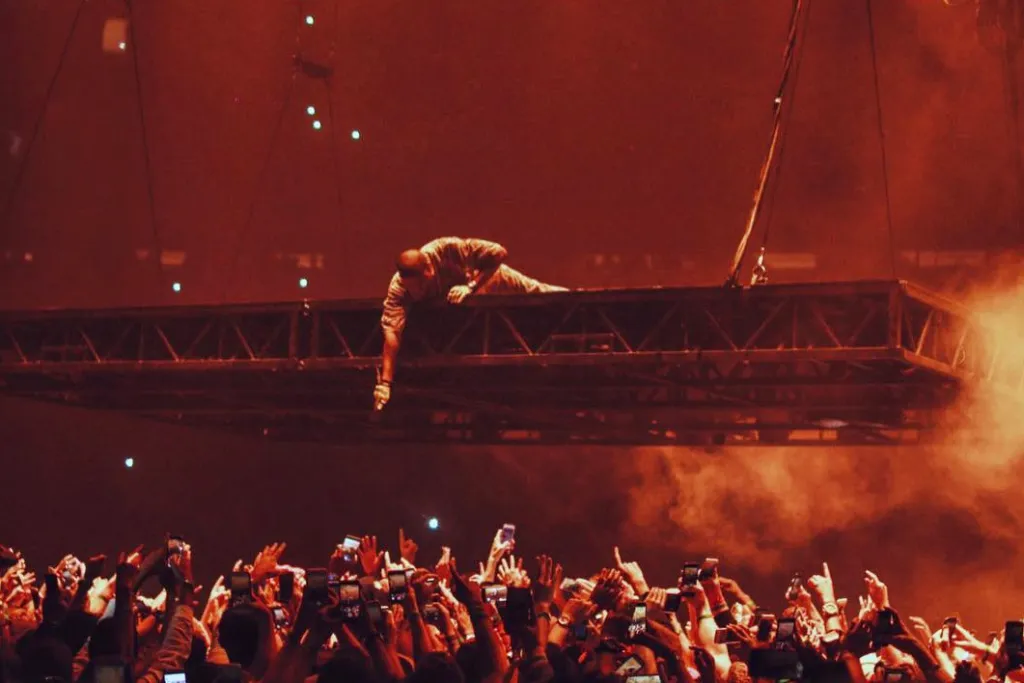 Het iconisch zwevende podium van Kanye West is niet zo origineel als ...